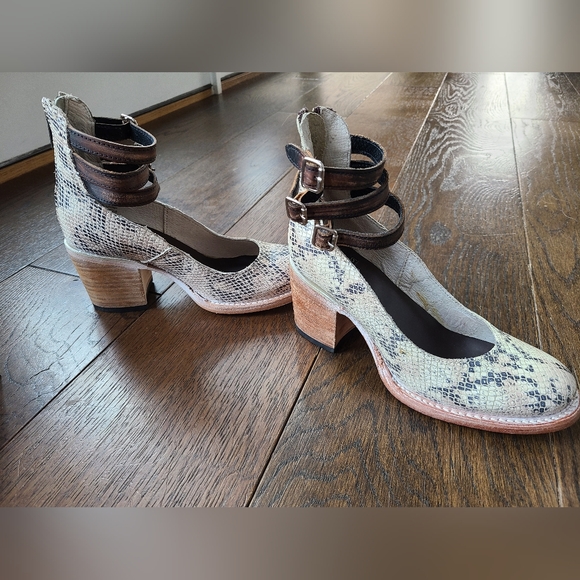 Freebird by Steven | Shoes | Freebird Randi White Snake Size 6 | Poshmark